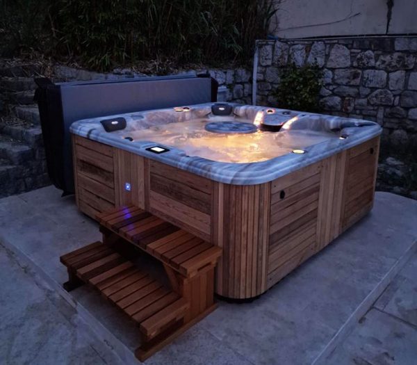 Votre jacuzzi 5 places à Nice avec Clearwater Spas